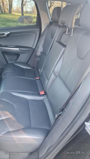 Black Volvo XC60 2016 in Rakvere, with an engine capacity of 2.40 L and mileage of 265 thousand km for 17900 €, photo 12 on AUTOMOTO.COM.LV