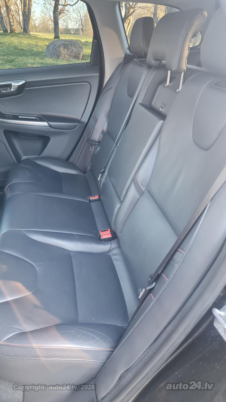 Black Volvo XC60 2016 in Rakvere, with an engine capacity of 2.40 L and mileage of 265 thousand km for 17900 €, photo 12 on AUTOMOTO.COM.LV