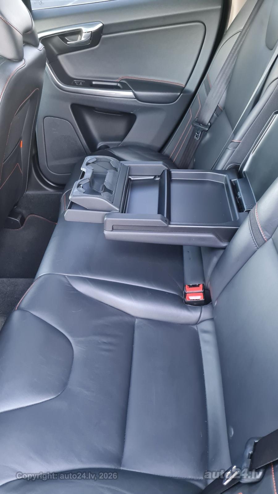 Black Volvo XC60 2016 in Rakvere, with an engine capacity of 2.40 L and mileage of 265 thousand km for 17900 €, photo 13 on AUTOMOTO.COM.LV