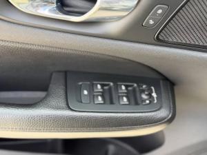 Black Volvo XC60 2020 in Riga, with an engine capacity of 2.00 L and mileage of 181 thousand km for 12900 €, photo 8 on AUTOMOTO.COM.LV