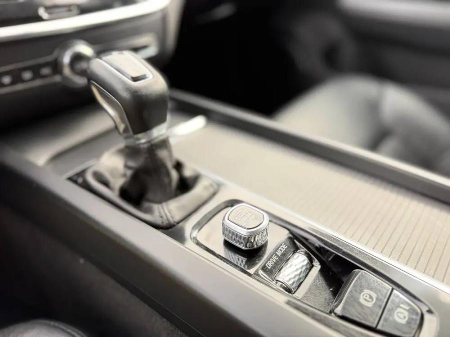 Black Volvo XC60 2020 in Riga, with an engine capacity of 2.00 L and mileage of 181 thousand km for 12900 €, photo 17 on AUTOMOTO.COM.LV