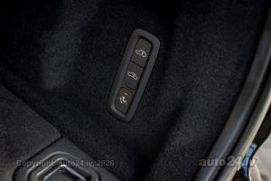 Black Volvo XC60 2021 in Tallinn, with an engine capacity of 2.00 L and mileage of 151 thousand km for 29749 €, photo 13 on AUTOMOTO.COM.LV