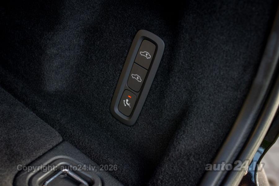 Black Volvo XC60 2021 in Tallinn, with an engine capacity of 2.00 L and mileage of 151 thousand km for 29749 €, photo 13 on AUTOMOTO.COM.LV