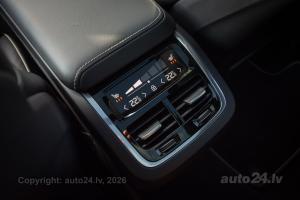Black Volvo XC60 2021 in Tallinn, with an engine capacity of 2.00 L and mileage of 151 thousand km for 29749 €, photo 25 on AUTOMOTO.COM.LV