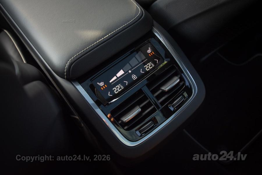 Black Volvo XC60 2021 in Tallinn, with an engine capacity of 2.00 L and mileage of 151 thousand km for 29749 €, photo 25 on AUTOMOTO.COM.LV