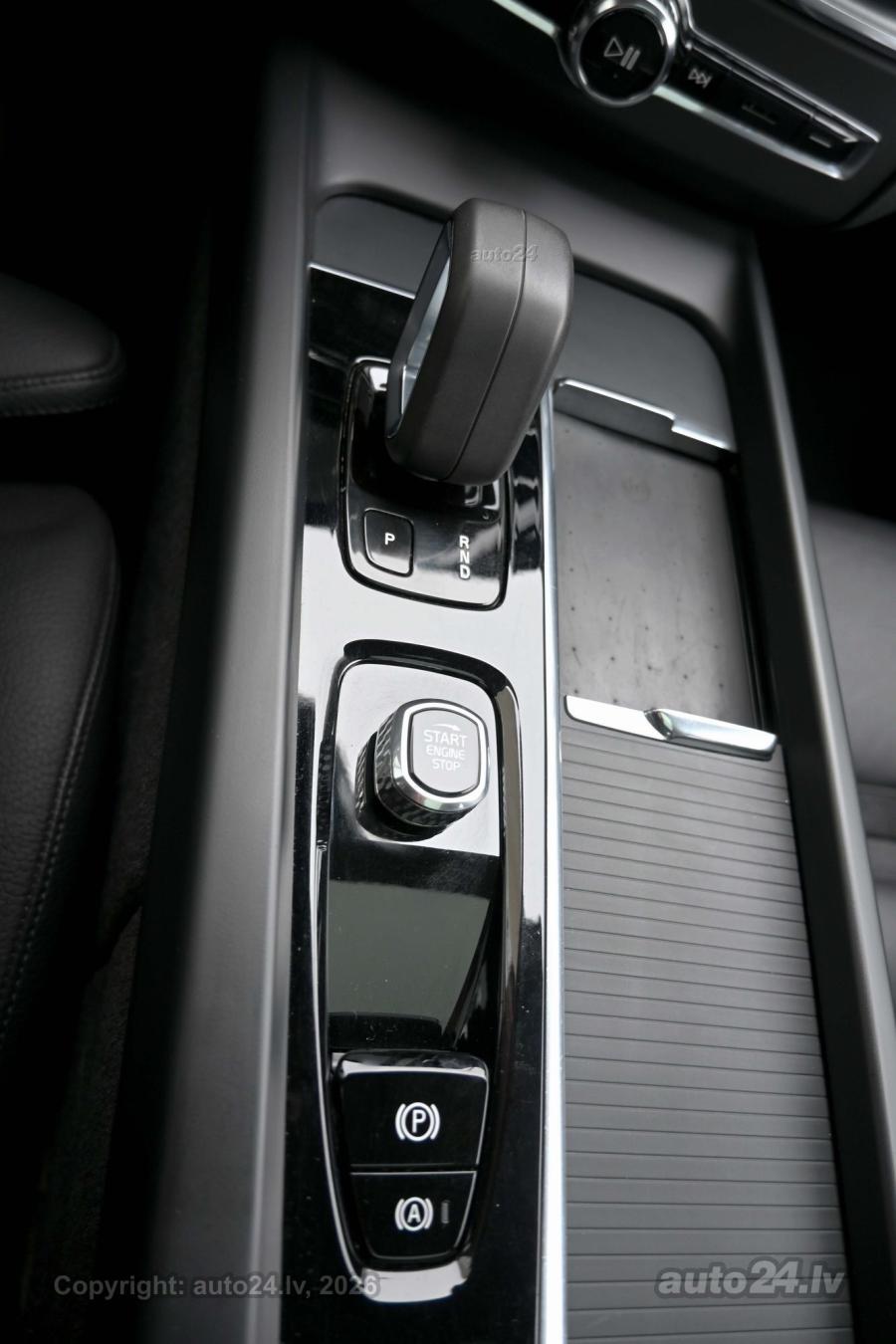 Black Volvo XC60 2022 in Tallinn, with an engine capacity of 2.00 L and mileage of 128 thousand km for 34890 €, photo 19 on AUTOMOTO.COM.LV