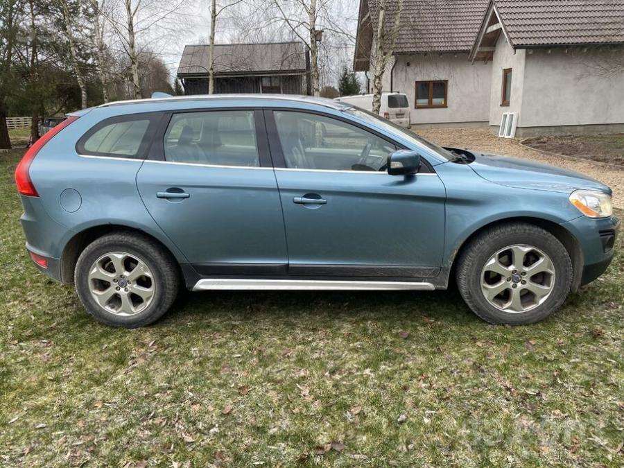 Blue Volvo XC60 2009 in Riga, with an engine capacity of 2.40 L and mileage of 235 thousand km for 5450 €, photo 4 on AUTOMOTO.COM.LV