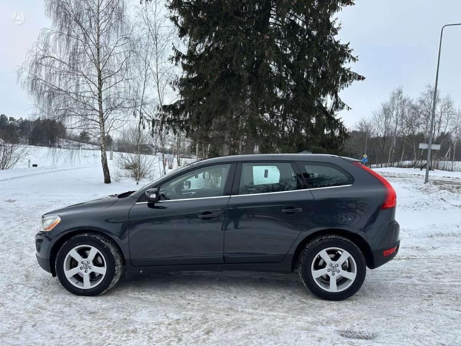 Blue Volvo XC60 2009 in Alytus, with an engine capacity of 2.40 L and mileage of 270 thousand km for 7950 €, photo 3 on AUTOMOTO.COM.LV