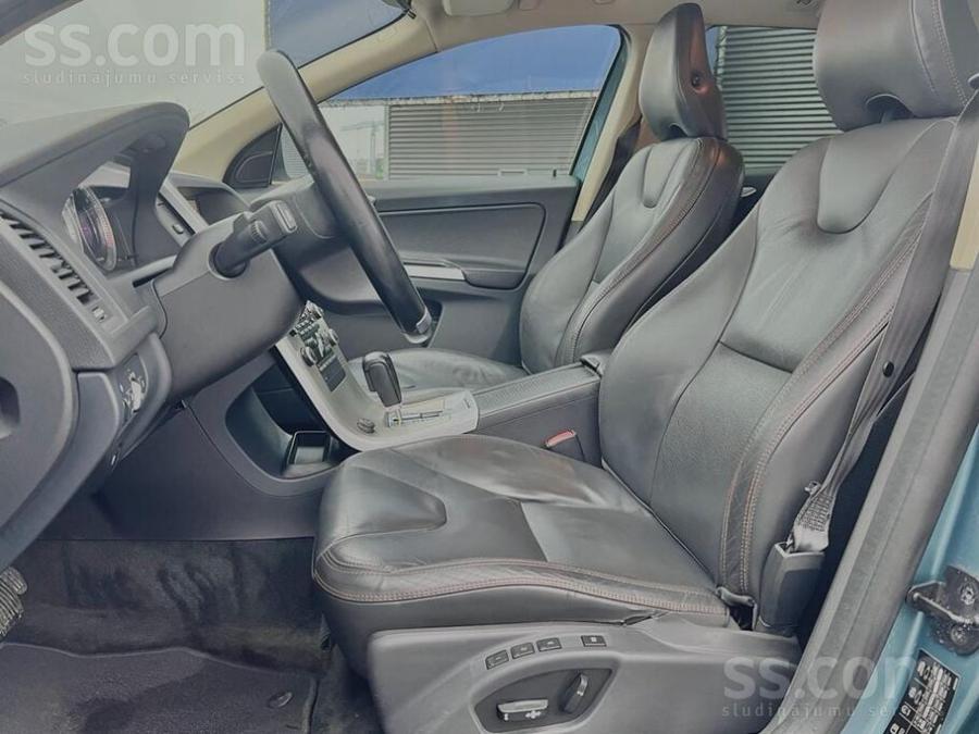 Zils Volvo XC60 2009 Rīga, ar dzinēja tilpumu 2.40 L un nobraukumu 297 tūkst. km par 7350 €, foto 10 vietnē AUTOMOTO.COM.LV