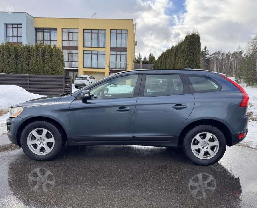 Blue Volvo XC60 2010 in Vilnius, with an engine capacity of 2.40 L and mileage of 394 thousand km for 3750 €, photo 6 on AUTOMOTO.COM.LV