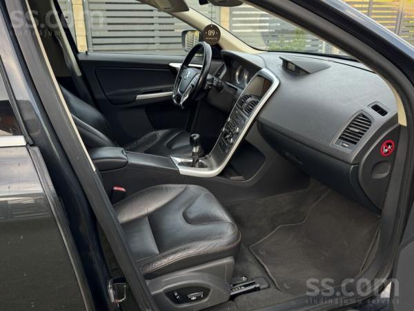 Blue Volvo XC60 2010 in Jelgava, with an engine capacity of 2.40 L and mileage of 337 thousand km for 7900 €, photo 10 on AUTOMOTO.COM.LV