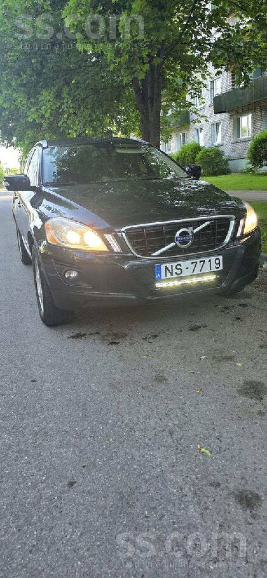 Blue Volvo XC60 2010 in Ventspils, with an engine capacity of 2.40 L and mileage of 422 thousand km for 8750 €, photo 3 on AUTOMOTO.COM.LV