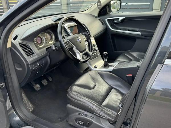 Blue Volvo XC60 2010 in Jelgava, with an engine capacity of 2.40 L and mileage of 337 thousand km for 7900 €, photo 8 on AUTOMOTO.COM.LV