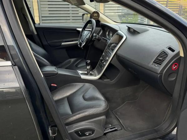 Blue Volvo XC60 2010 in Jelgava, with an engine capacity of 2.40 L and mileage of 337 thousand km for 7900 €, photo 10 on AUTOMOTO.COM.LV