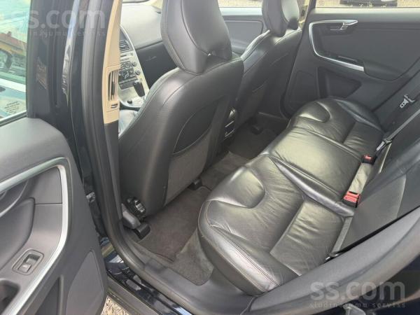 Zils Volvo XC60 2010 Daugavpils, ar dzinēja tilpumu 2.40 L un nobraukumu 297 tūkst. km par 7800 €, foto 3 vietnē AUTOMOTO.COM.LV