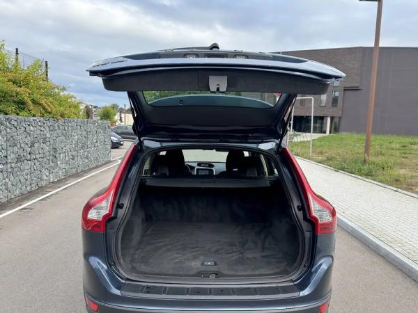 Blue Volvo XC60 2010 in Rezekne, with an engine capacity of 2.00 L and mileage of 279 thousand km for 7200 €, photo 9 on AUTOMOTO.COM.LV
