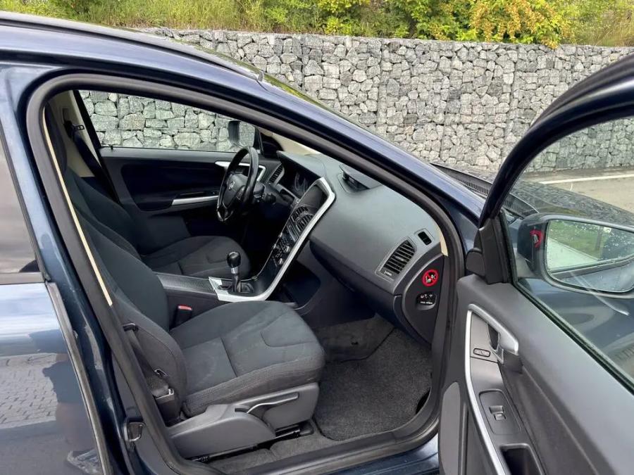 Zils Volvo XC60 2010 Rēzekne, ar dzinēja tilpumu 2.00 L un nobraukumu 279 tūkst. km par 7200 €, foto 19 vietnē AUTOMOTO.COM.LV