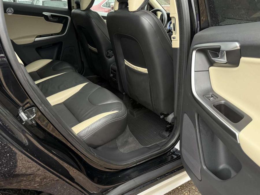 Zils Volvo XC60 2010 Viļņa, ar dzinēja tilpumu 2.40 L un nobraukumu 271 tūkst. km par 8700 €, foto 20 vietnē AUTOMOTO.COM.LV