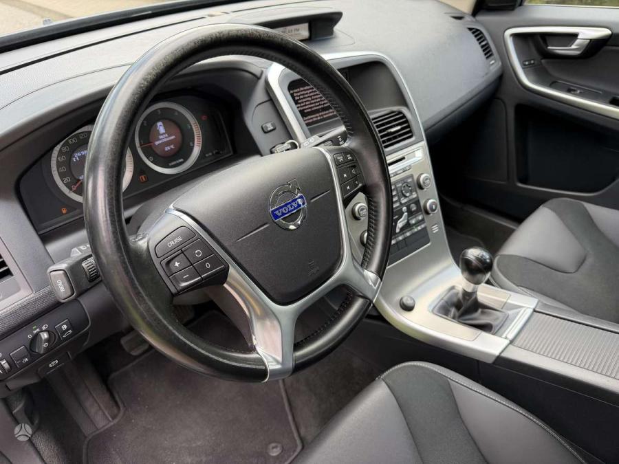 Blue Volvo XC60 2010 in Utena, with an engine capacity of 2.00 L and mileage of 269 thousand km for 7950 €, photo 7 on AUTOMOTO.COM.LV
