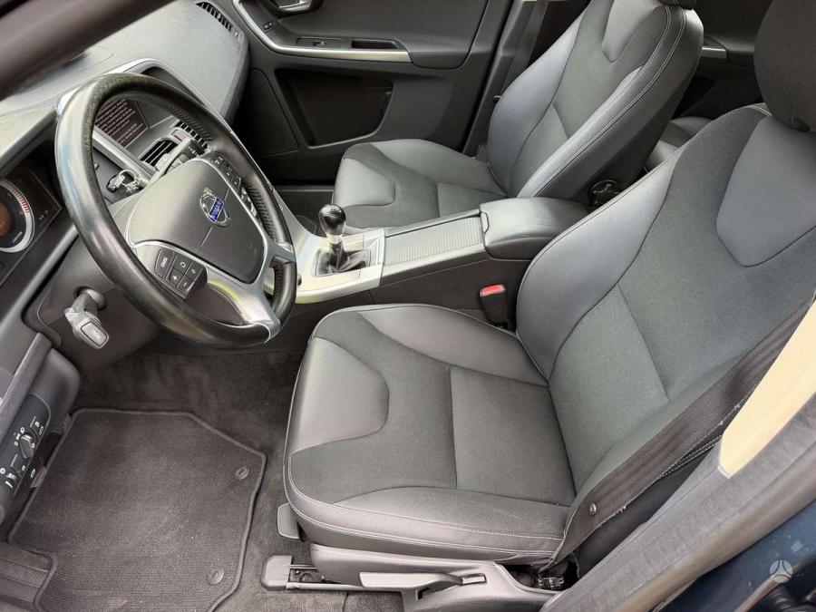 Blue Volvo XC60 2010 in Utena, with an engine capacity of 2.00 L and mileage of 269 thousand km for 7950 €, photo 8 on AUTOMOTO.COM.LV