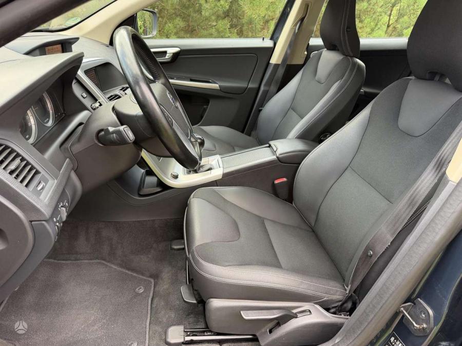 Blue Volvo XC60 2010 in Utena, with an engine capacity of 2.00 L and mileage of 269 thousand km for 7950 €, photo 9 on AUTOMOTO.COM.LV