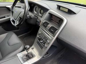 Blue Volvo XC60 2010 in Utena, with an engine capacity of 2.00 L and mileage of 269 thousand km for 7950 €, photo 10 on AUTOMOTO.COM.LV