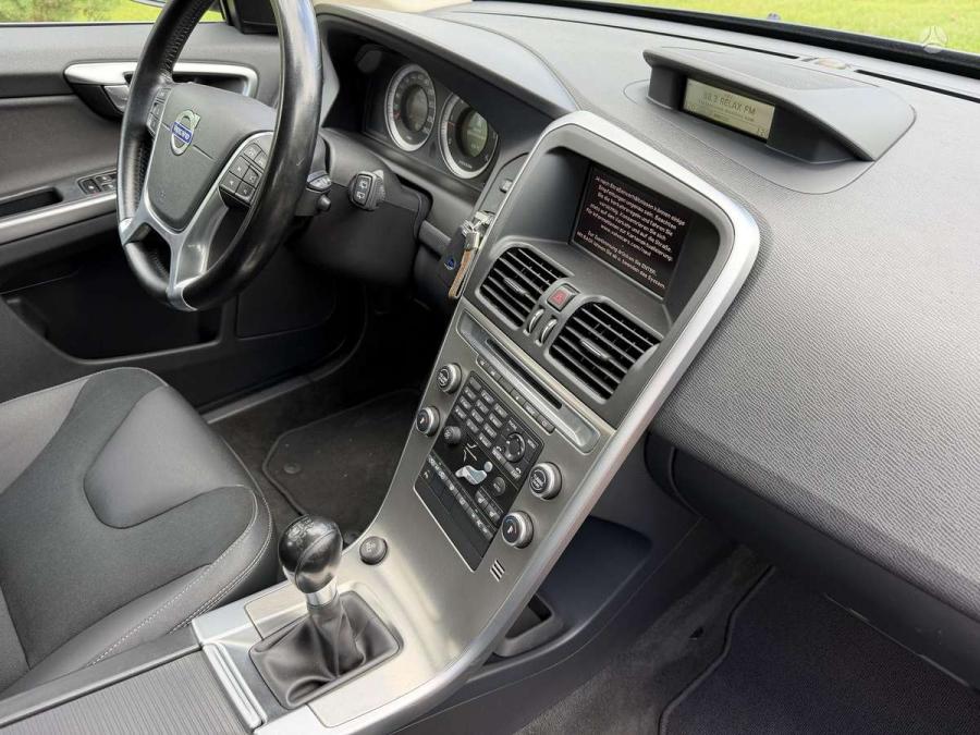 Blue Volvo XC60 2010 in Utena, with an engine capacity of 2.00 L and mileage of 269 thousand km for 7950 €, photo 10 on AUTOMOTO.COM.LV