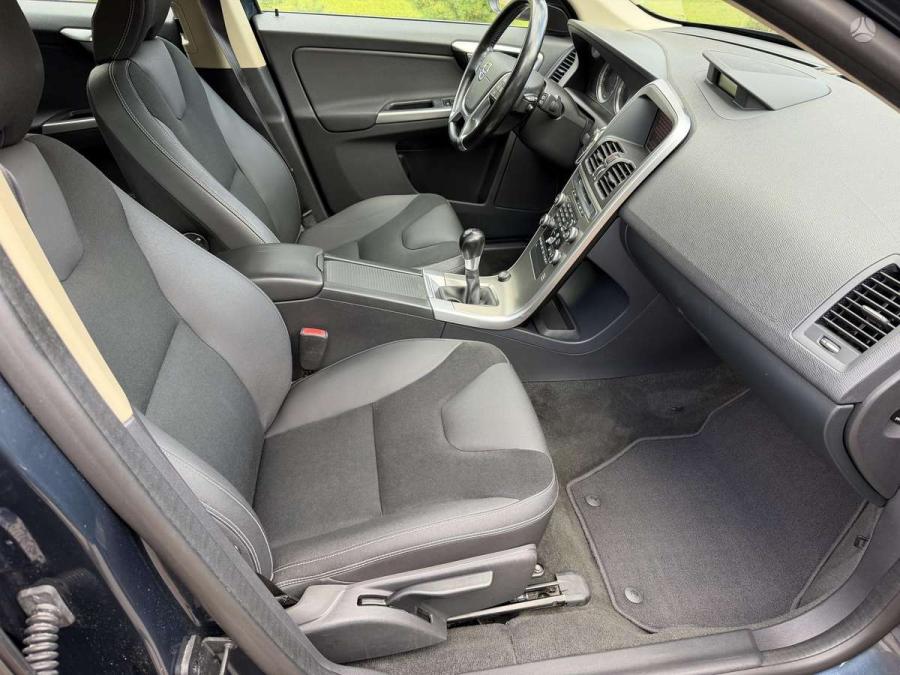 Blue Volvo XC60 2010 in Utena, with an engine capacity of 2.00 L and mileage of 269 thousand km for 7950 €, photo 12 on AUTOMOTO.COM.LV