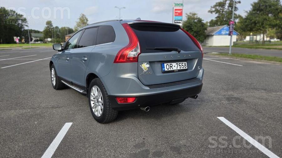 Blue Volvo XC60 2010 in Riga, with an engine capacity of 2.40 L and mileage of 315 thousand km for 6550 €, photo 3 on AUTOMOTO.COM.LV