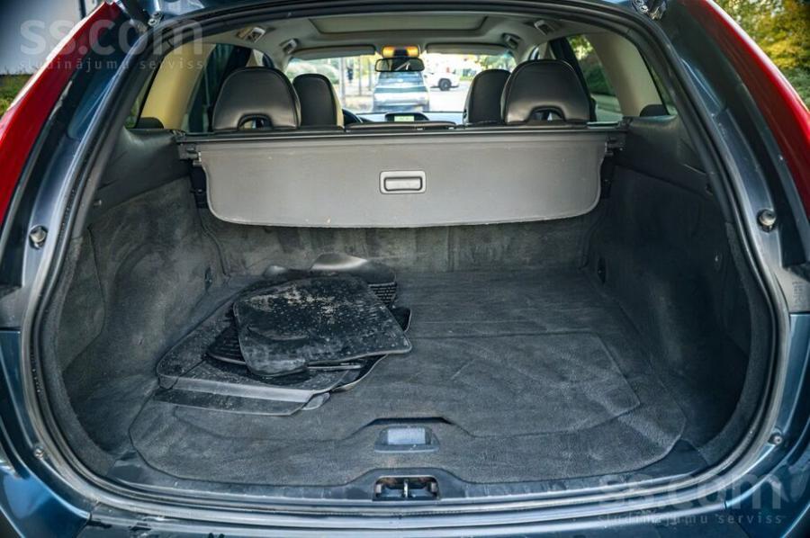 Blue Volvo XC60 2010 in Riga, with an engine capacity of 2.40 L and mileage of 359 thousand km for 5990 €, photo 18 on AUTOMOTO.COM.LV