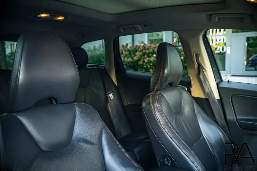 Zils Volvo XC60 2010 Rīga, ar dzinēja tilpumu 2.40 L un nobraukumu 359 tūkst. km par 5990 €, foto 9 vietnē AUTOMOTO.COM.LV