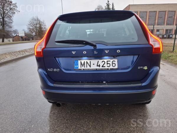 Zils Volvo XC60 2011 Krāslava, ar dzinēja tilpumu 2.00 L un nobraukumu 320 tūkst. km par 7450 €, foto 2 vietnē AUTOMOTO.COM.LV