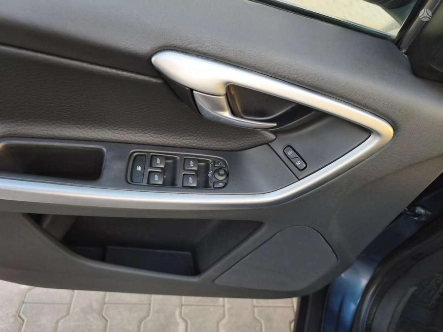 Blue Volvo XC60 2011 in Vilnius, with an engine capacity of 2.40 L and mileage of 194 thousand km for 10650 €, photo 9 on AUTOMOTO.COM.LV