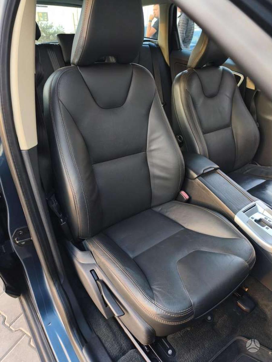 Blue Volvo XC60 2011 in Vilnius, with an engine capacity of 2.40 L and mileage of 194 thousand km for 10650 €, photo 16 on AUTOMOTO.COM.LV