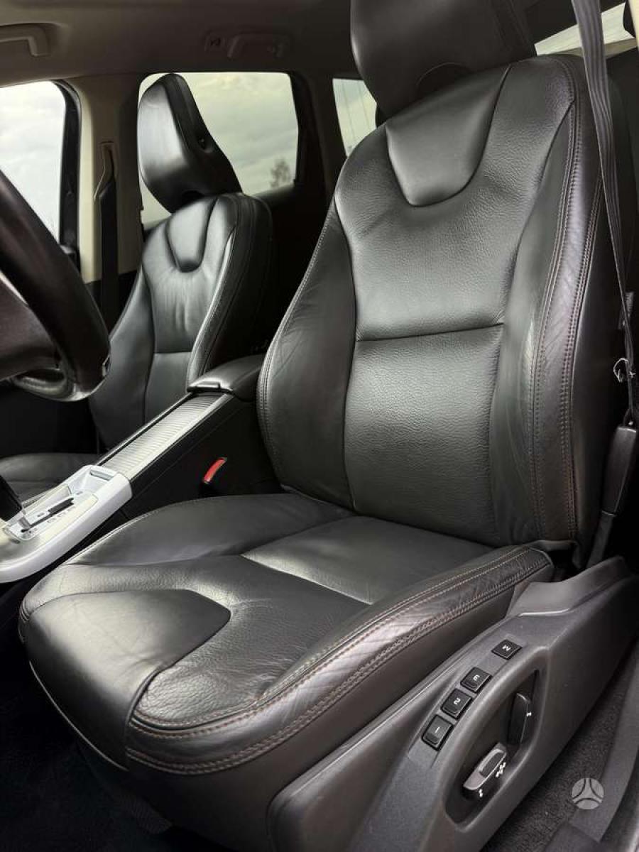 Blue Volvo XC60 2011 in Siauliai, with an engine capacity of 2.40 L and mileage of 285 thousand km for 11950 €, photo 24 on AUTOMOTO.COM.LV