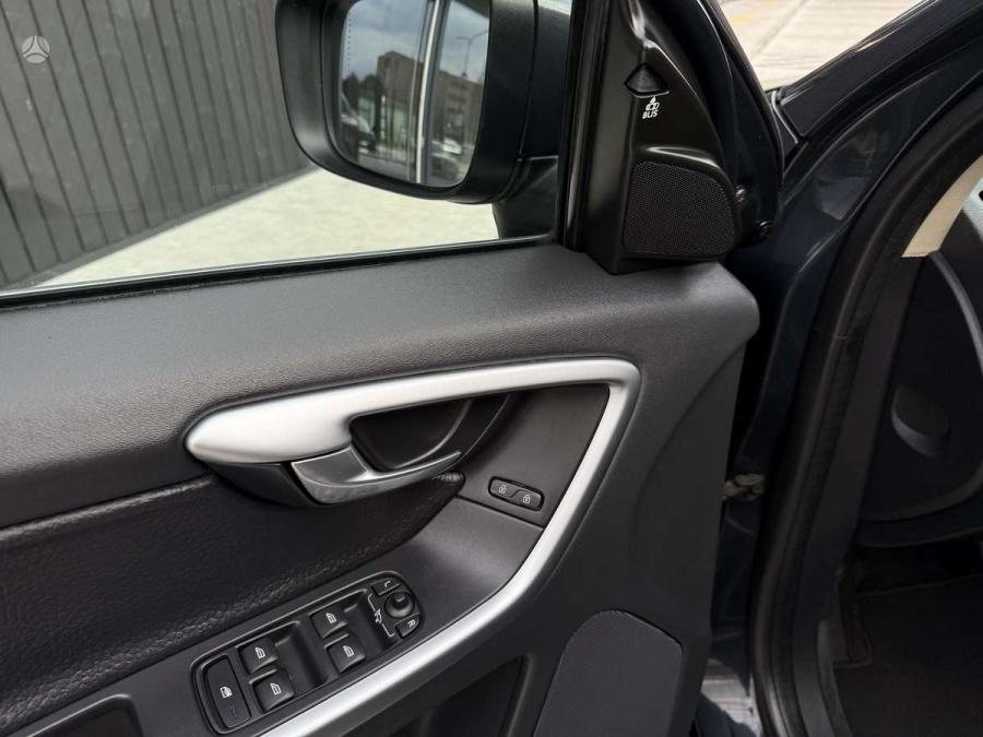 Blue Volvo XC60 2011 in Siauliai, with an engine capacity of 2.40 L and mileage of 285 thousand km for 11950 €, photo 29 on AUTOMOTO.COM.LV