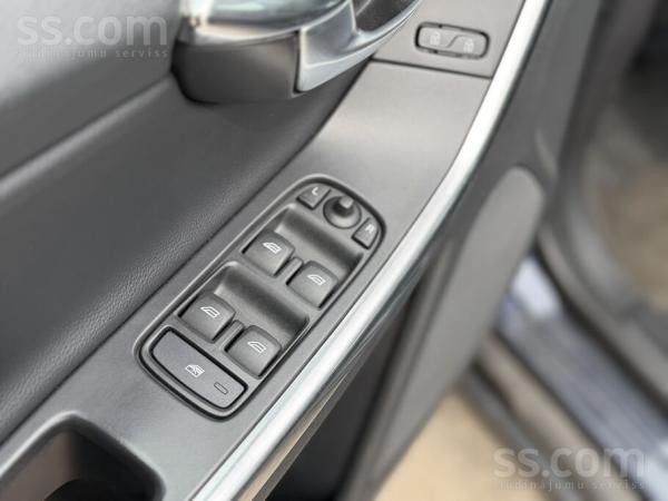 Zils Volvo XC60 2012 Rīga, ar dzinēja tilpumu 2.40 L un nobraukumu 309 tūkst. km par 8750 €, foto 5 vietnē AUTOMOTO.COM.LV