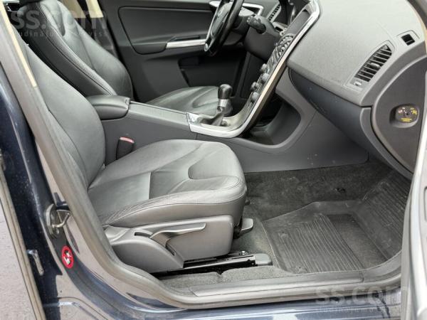 Blue Volvo XC60 2012 in Riga, with an engine capacity of 2.40 L and mileage of 309 thousand km for 8750 €, photo 10 on AUTOMOTO.COM.LV