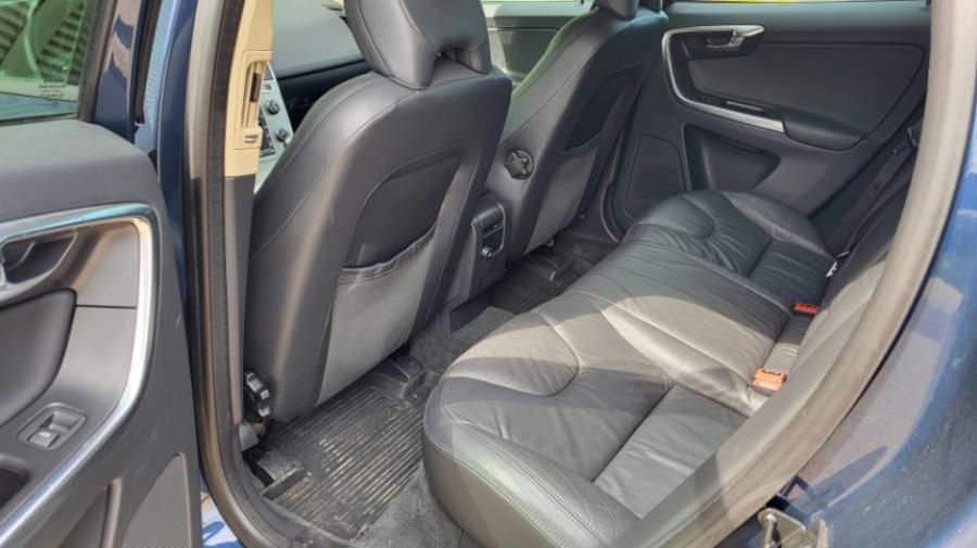 Blue Volvo XC60 2012 in Riga, with an engine capacity of 2.40 L and mileage of 309 thousand km for 8990 €, photo 4 on AUTOMOTO.COM.LV