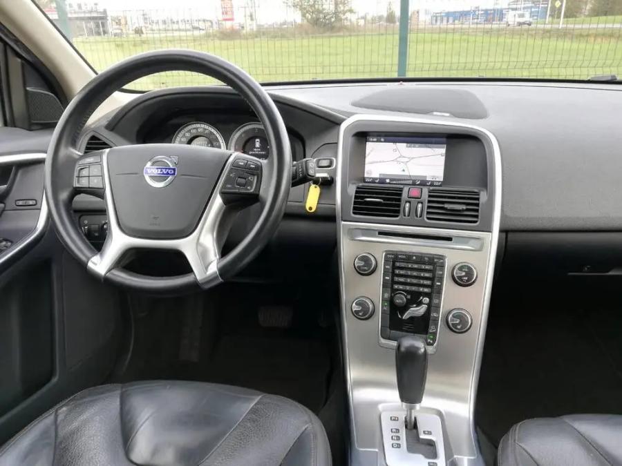 Blue Volvo XC60 2012 in Saldus, with an engine capacity of 2.40 L and mileage of 252 thousand km for 9700 €, photo 8 on AUTOMOTO.COM.LV