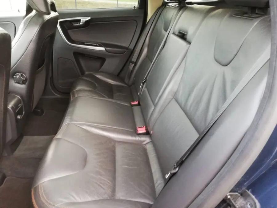 Blue Volvo XC60 2012 in Saldus, with an engine capacity of 2.40 L and mileage of 252 thousand km for 9700 €, photo 9 on AUTOMOTO.COM.LV