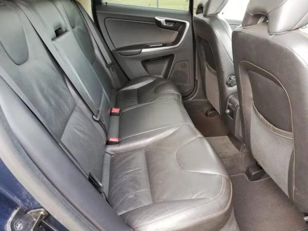 Blue Volvo XC60 2012 in Saldus, with an engine capacity of 2.40 L and mileage of 252 thousand km for 9700 €, photo 9 on AUTOMOTO.COM.LV