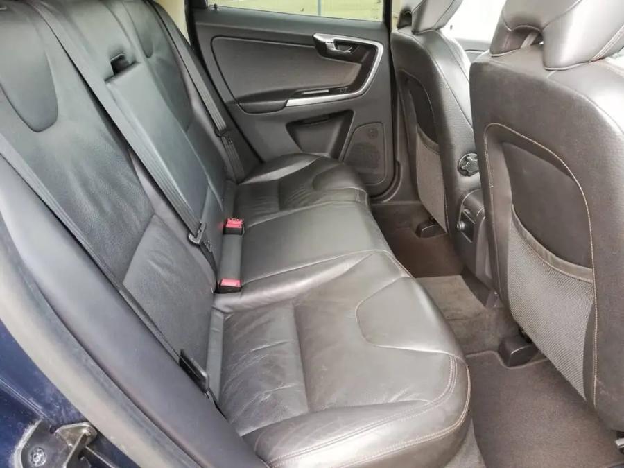Blue Volvo XC60 2012 in Saldus, with an engine capacity of 2.40 L and mileage of 252 thousand km for 9700 €, photo 10 on AUTOMOTO.COM.LV