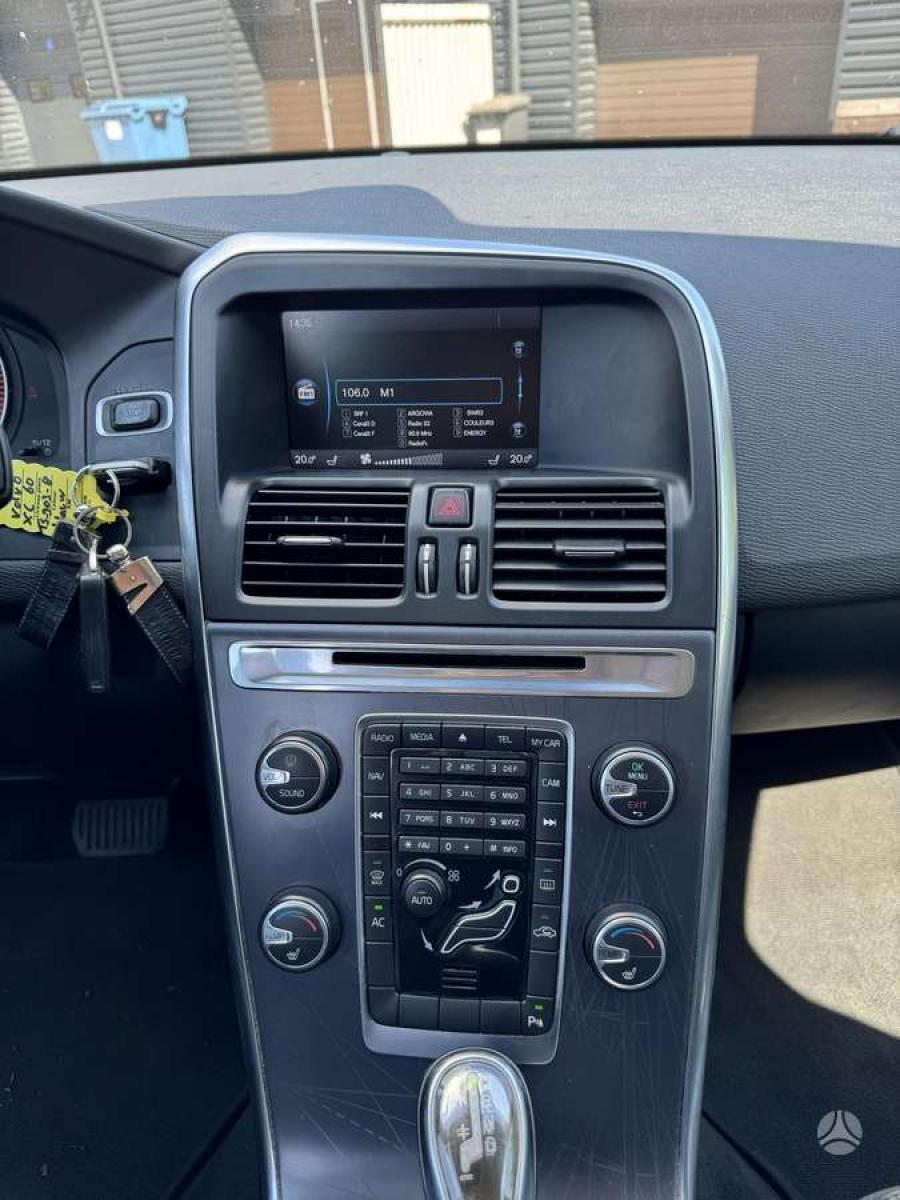 Zils Volvo XC60 2012 Alīta, ar dzinēja tilpumu 2.00 L un nobraukumu 291 tūkst. km par 8450 €, foto 13 vietnē AUTOMOTO.COM.LV