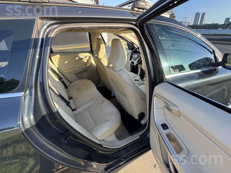 Blue Volvo XC60 2012 in Riga, with an engine capacity of 2.40 L and mileage of 251 thousand km for 5450 €, photo 5 on AUTOMOTO.COM.LV