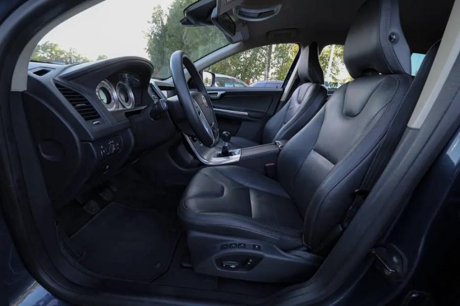 Zils Volvo XC60 2012 Jelgava, ar dzinēja tilpumu 2.00 L un nobraukumu 280 tūkst. km par 9990 €, foto 8 vietnē AUTOMOTO.COM.LV