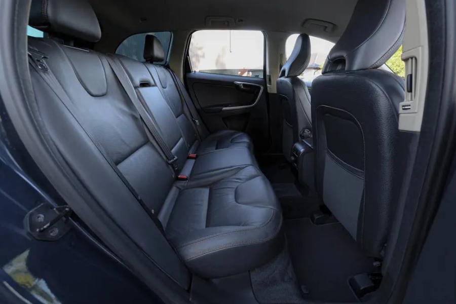 Zils Volvo XC60 2012 Jelgava, ar dzinēja tilpumu 2.00 L un nobraukumu 280 tūkst. km par 9990 €, foto 12 vietnē AUTOMOTO.COM.LV