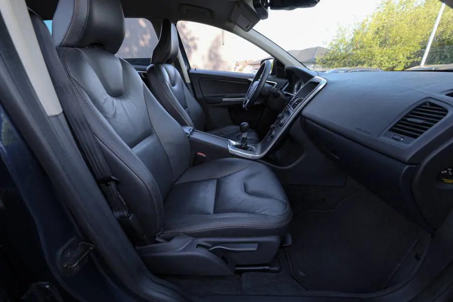 Zils Volvo XC60 2012 Jelgava, ar dzinēja tilpumu 2.00 L un nobraukumu 280 tūkst. km par 9990 €, foto 13 vietnē AUTOMOTO.COM.LV