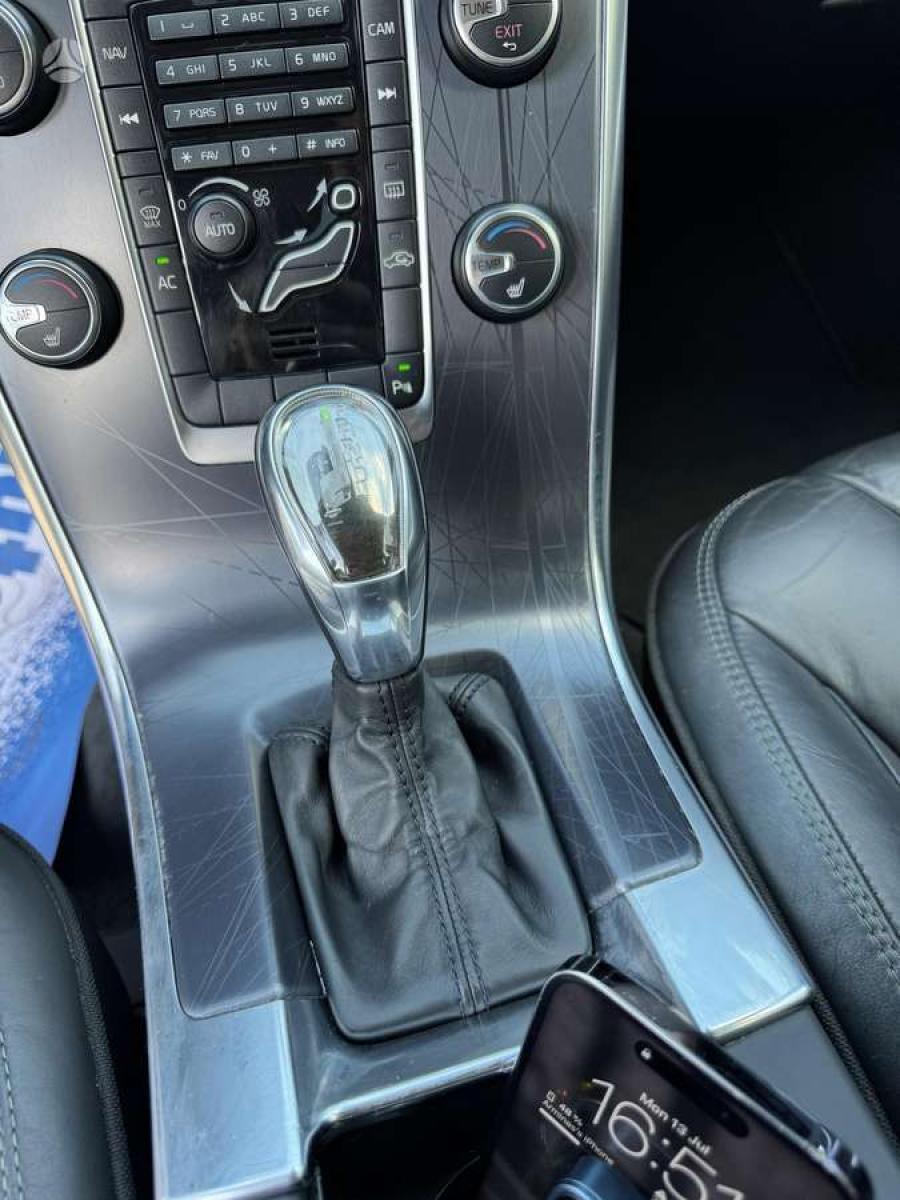 Zils Volvo XC60 2012 Alīta, ar dzinēja tilpumu 2.00 L un nobraukumu 291 tūkst. km par 8550 €, foto 17 vietnē AUTOMOTO.COM.LV