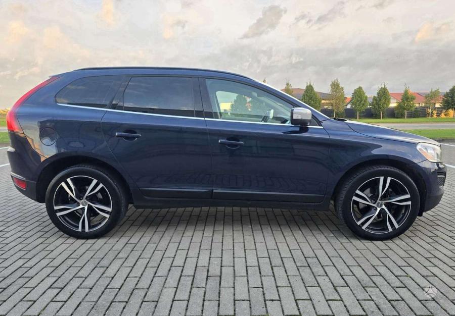 Blue Volvo XC60 2012 in Panevezys, with an engine capacity of 2.40 L and mileage of 342 thousand km for 6999 €, photo 8 on AUTOMOTO.COM.LV